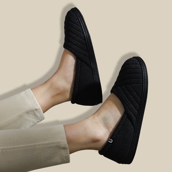 Long Bay | Shoes | New Long Bay Women Fuzzy Slippers Memory Foam Closed ...